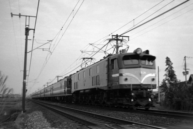 旧型旅客用電気機関車の最後を飾る流線形の傑作機「EF58形」 - 日本の旅・鉄道見聞録